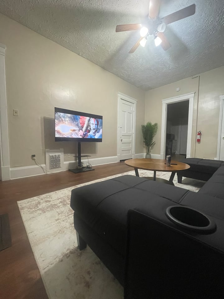 Spacious Apartment Near Downtown Akron - Akron, OH