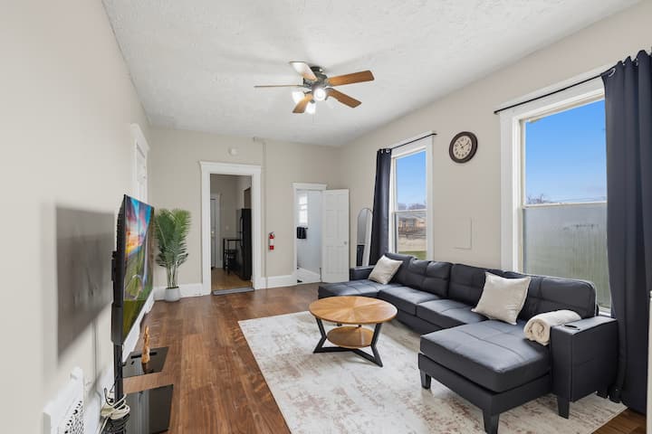 Spacious Apartment Near Downtown Akron - Akron, OH