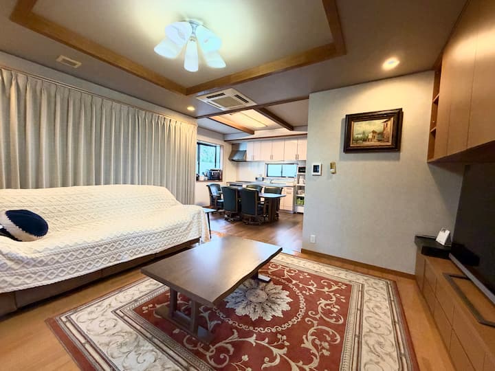 【広々 一棟貸切】キングベッド2台シングル1台で5名（布団利用で7名）｜駐車場3台｜近隣施設充実 - Miyazaki