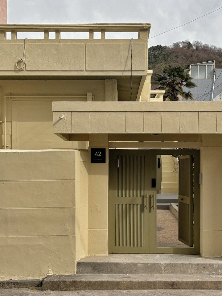 [광안리 수영역 도보5분] 단독주택 / 최대 10인 / 스마트티비 / 캐리어보관 / 스피커 - Busan