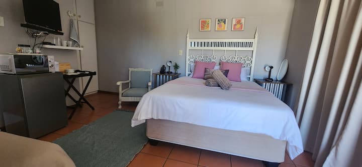 Rooms@roseave19 
Room A - Kuruman