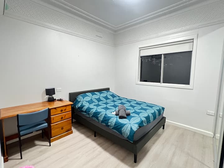 Spacious Room | Air Con & Storage | Train Station - Auburn