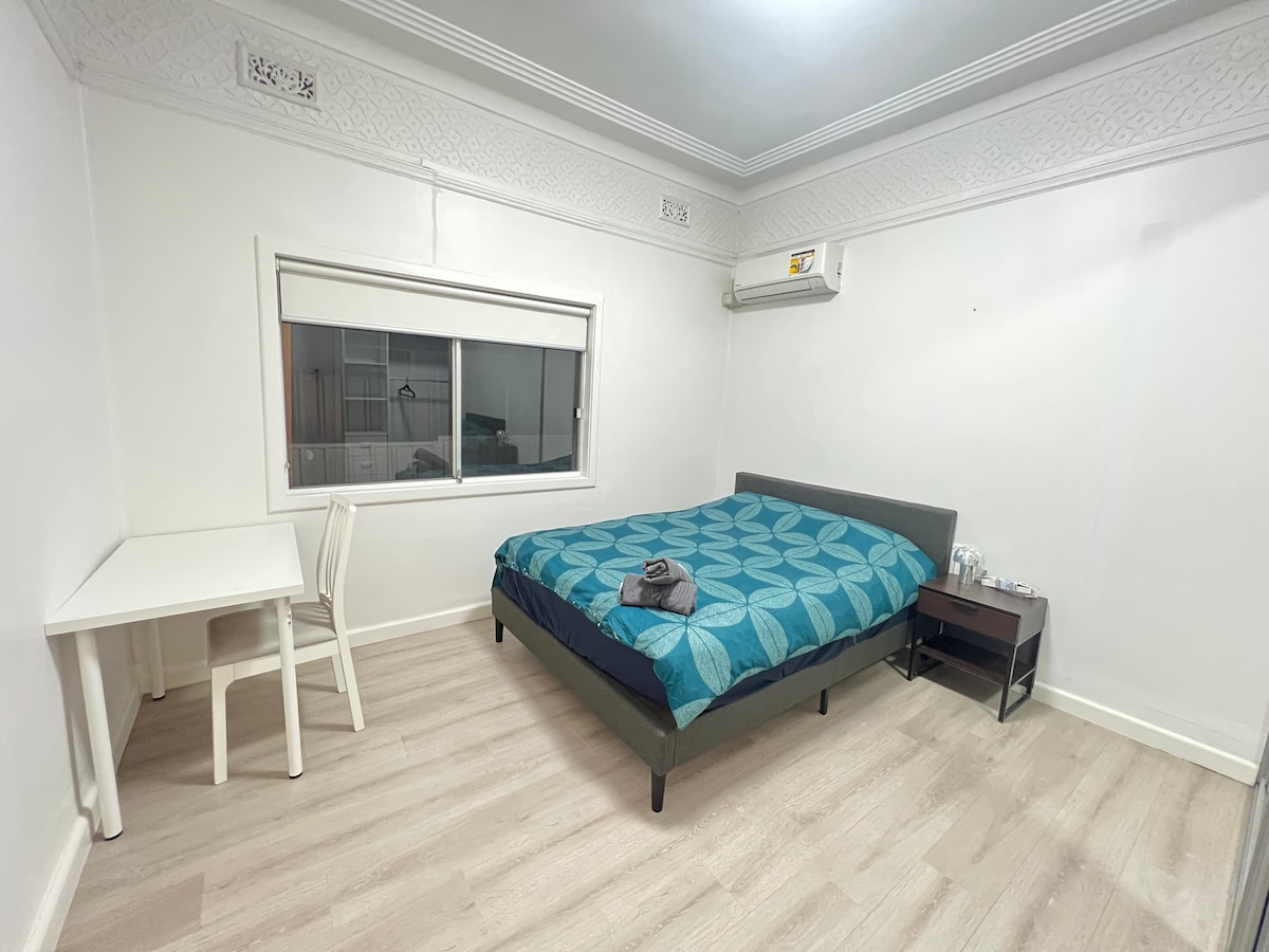 Spacious Room | Air Con & Storage | Train Station - Houses for Rent in ...