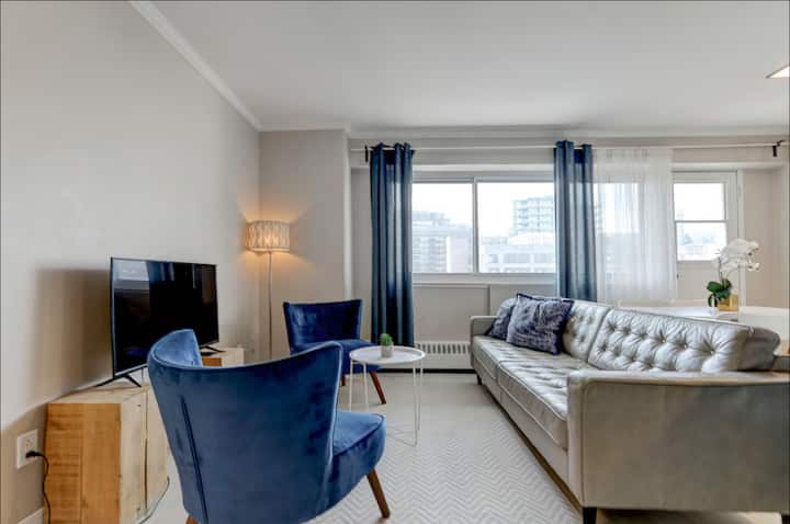 Refined Downtown 1br Suite | Luxury Comfort - Montréal, QC