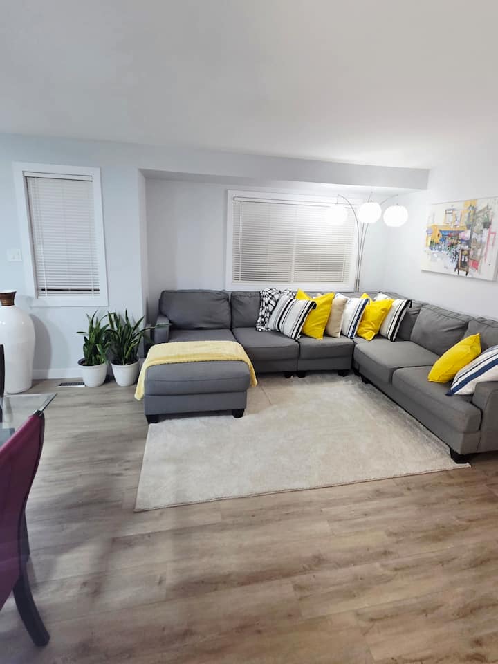 Sleek Family Friendly Home  Near Wem. - Edmonton, Canada