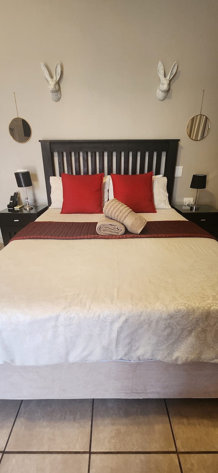 Rooms@roseave19
Room D
Simple. Stylish. Central. - Kuruman
