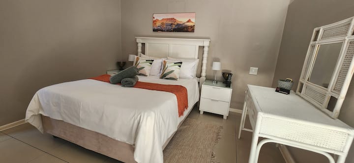 Rooms@roseave19 
Room E - Kuruman