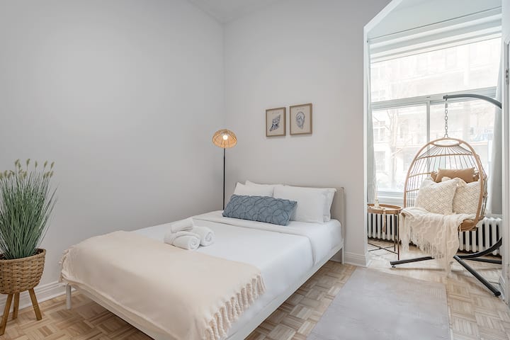 Bright Relaxing Studio | Queen Bed & Swing Chair - Montreal
