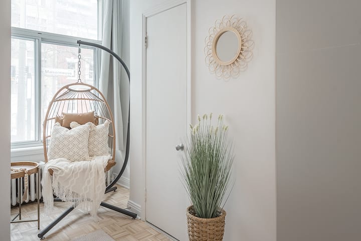 Bright Relaxing Studio | Queen Bed & Swing Chair - Montreal