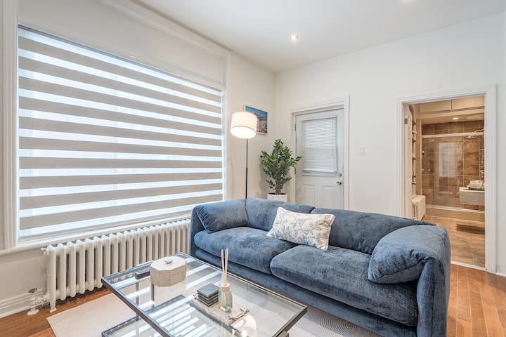 Luxury 1br King Suite | Soaking Tub & Desk - Montreal