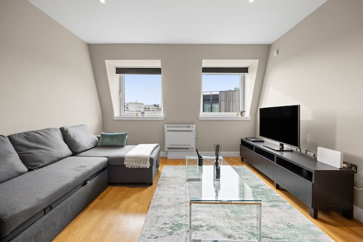 The Bond Nest - London, UK