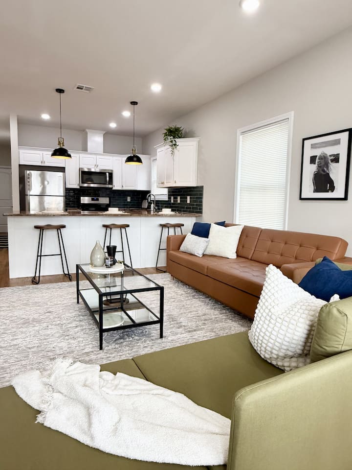 Sleeps 9 • Steps To Nyc Trains • Free Parking - East Rutherford, NJ