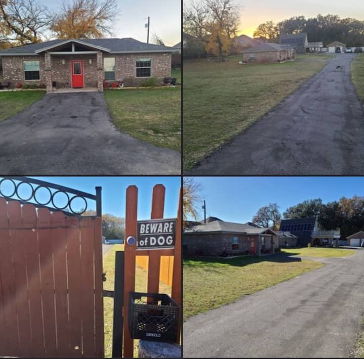 Adorable 2-bedroom House With Patio - Weatherford, TX