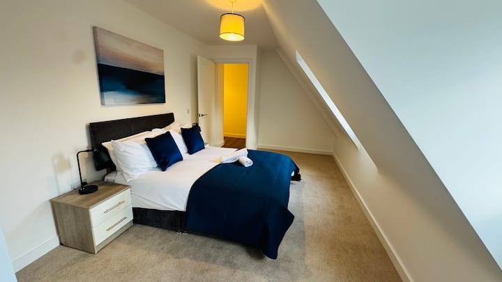 2-bed Apartment, Swindon Old Town Square - Swindon