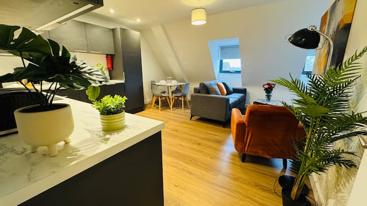 2-bed Apartment, Old Town Square - Swindon