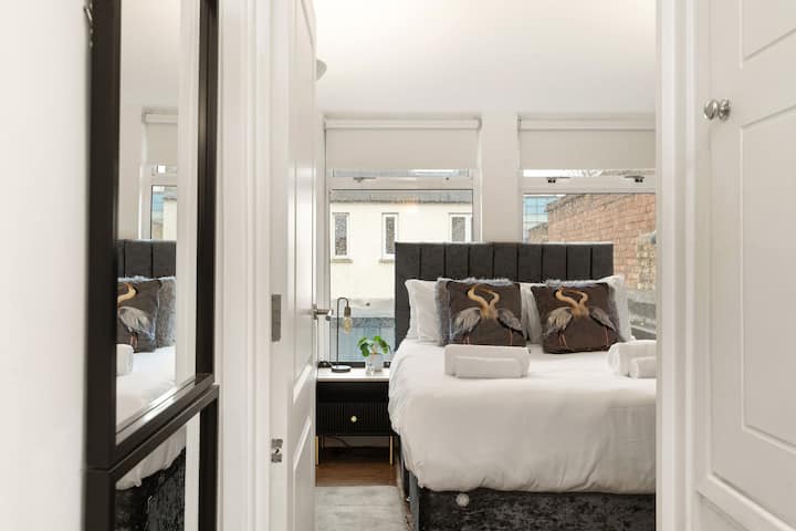 Modern 4br Flat Sleeps 13 | Perfect For Big Groups - Hertfordshire