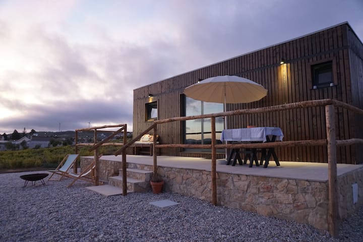 Small House Surrounded By Vineyards. - Torres Vedras