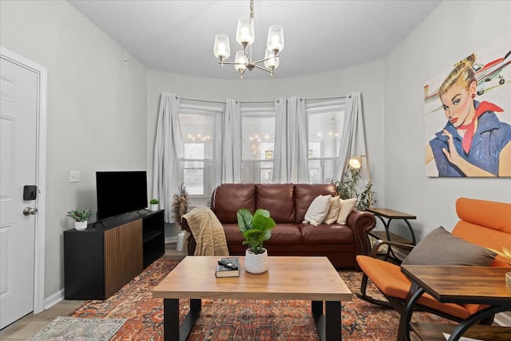 Calm & Comfortable 1br | Work-ready- Longer Stays - Detroit, MI