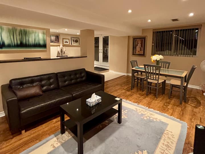 Bright Walkout Basement W/ King Bed And Parking - Toronto