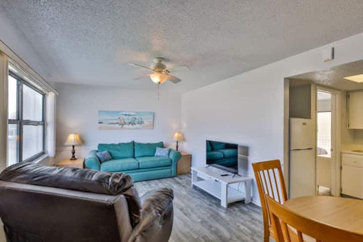 Oceanview Condo | Beach | Pool | Balcony - New Smyrna Beach, FL