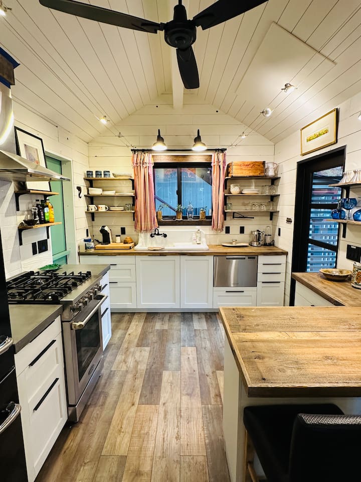 Boutique Tahoe Cabin Walk To Ski, Lake & Casinos - South Lake Tahoe, CA