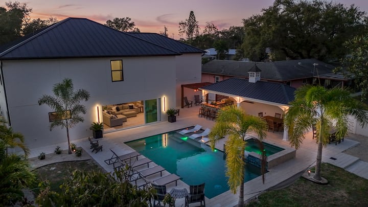 Luxury Backyard Getaway, Pool, Hot Tub, Playground - Sarasota, FL
