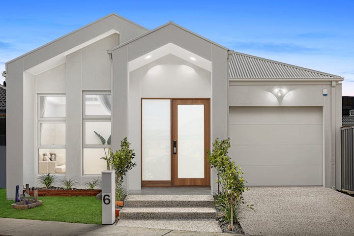 "Enjoy A Brand-new Modern Luxury Stay " - Donnybrook