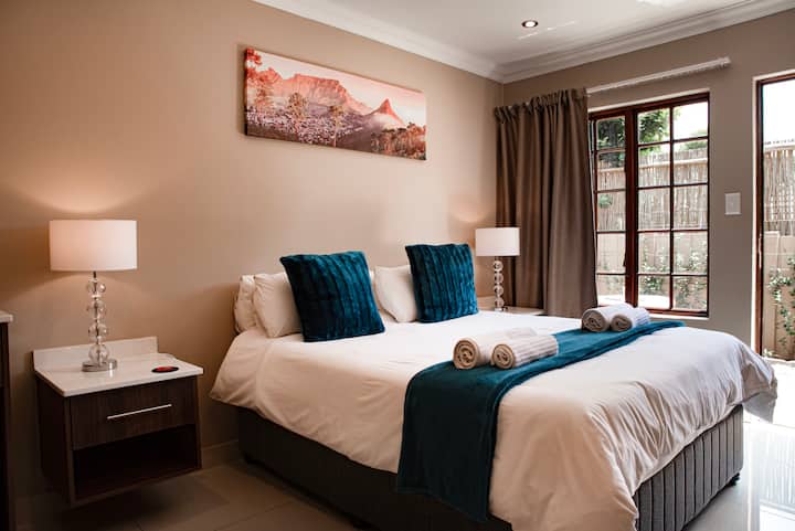 Deluxe Modern Queen En Suite - Middelburg