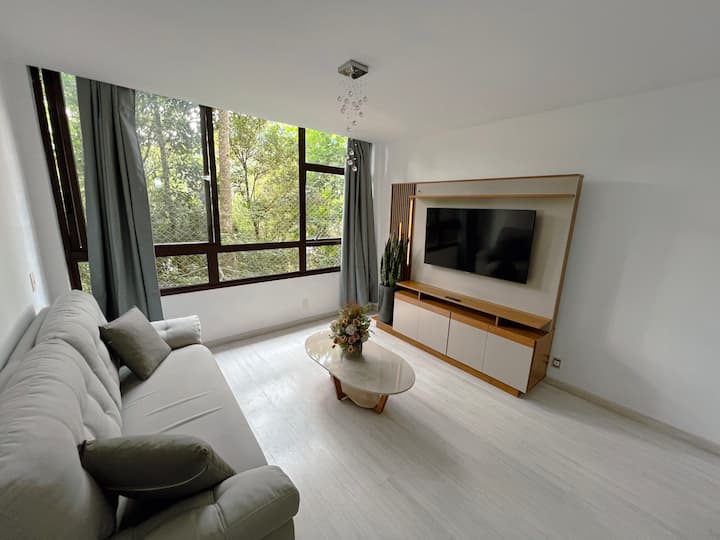Apartamento Em Petrópolis Com Conforto E Natureza. - Petrópolis