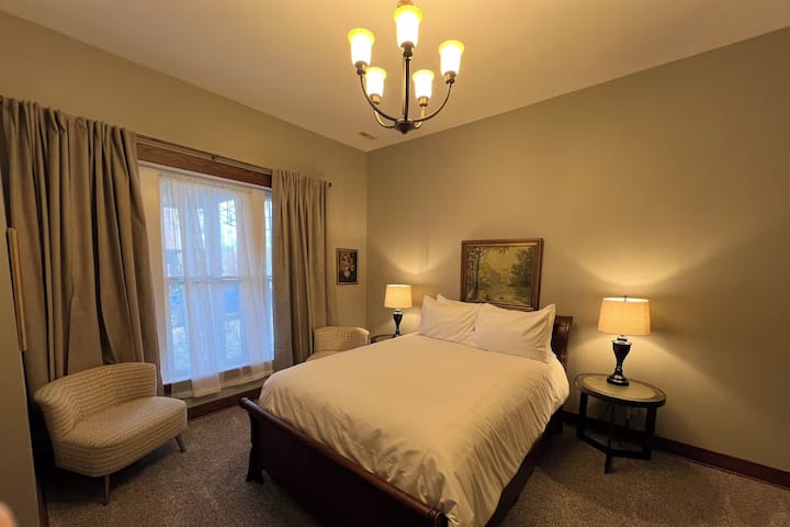 House Mother’s Suite At The Charleston House B&b - Charleston, IL
