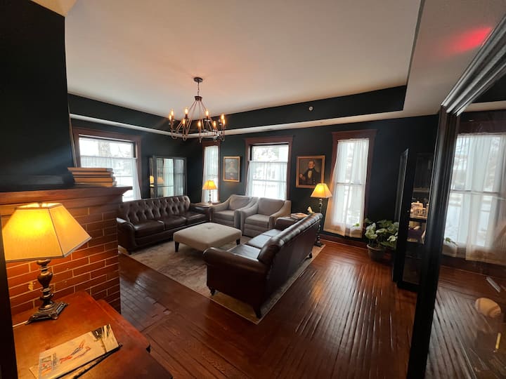 House Mother Suite, Charleston House B&b, Near Eiu - Charleston, IL