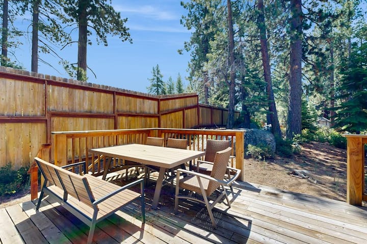 Walk To Beach 4br | Hot Tub | Fireplace - North Lake Tahoe, CA