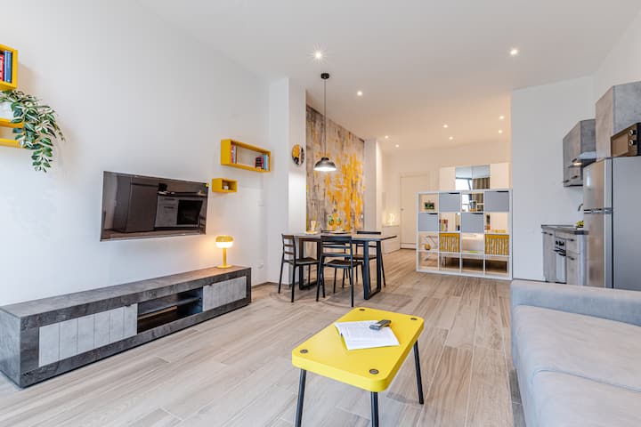 Lemon Tree: New, Central, Next Train Station - Siena