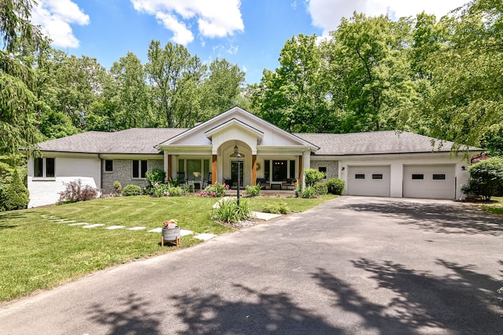 7br Private Estate On 4 Acres | Hottub | Sleeps 16 - Zionsville, IN