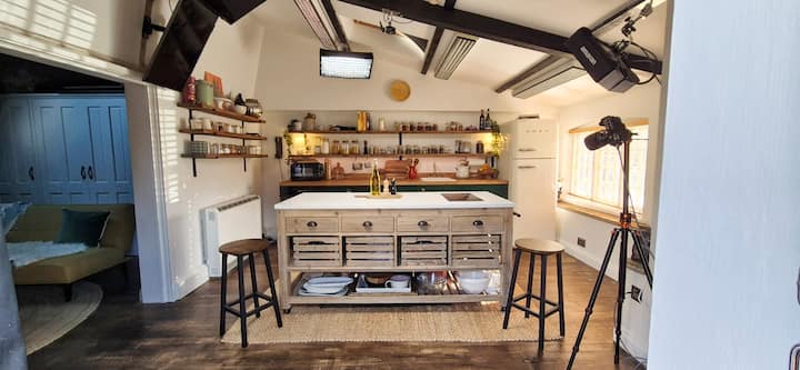 Commercial Kitchen & Podcast Studio In Guildford - イギリス ギルフォード