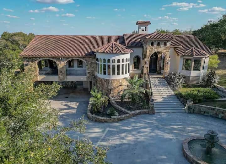 5 Minutes From Lake | Secluded 5 Star Mansion - New Braunfels, TX