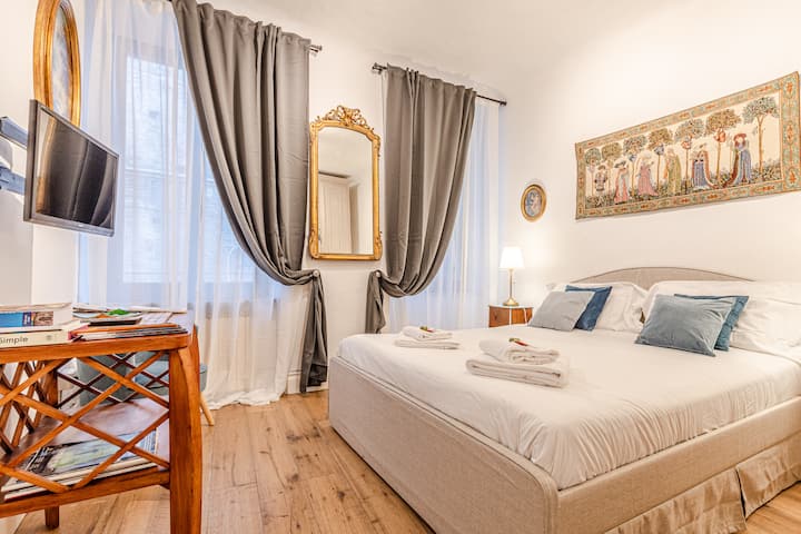 Welchome In Italy: Azure Royal - Siena