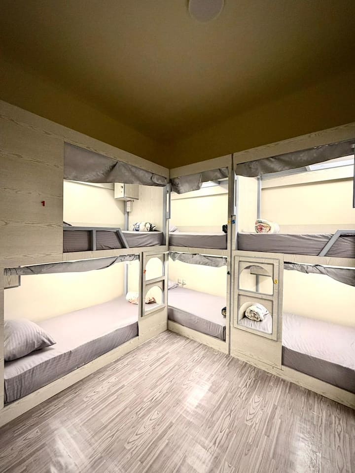 Japanese Capsule Lux Hostel Insurance Market Metro - Dubai