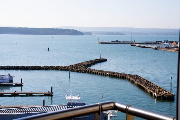 Poole Quay With Sea Views & Parking | Sleeps 6 - Poole