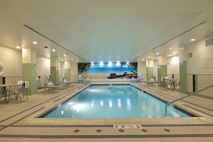 2 King Suites W/ Free Breakfast & Heated Pool - Niles, IL