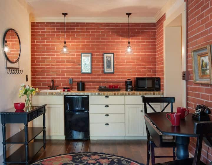 Chamberlin Inn | 1 Unit | Downtown Cody Stay - Cody, WY