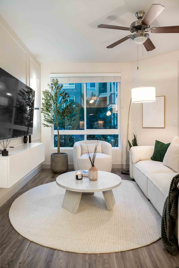 The Lauren - Designer 1br W/ King Bed, Pool, Gym - Irvine, CA