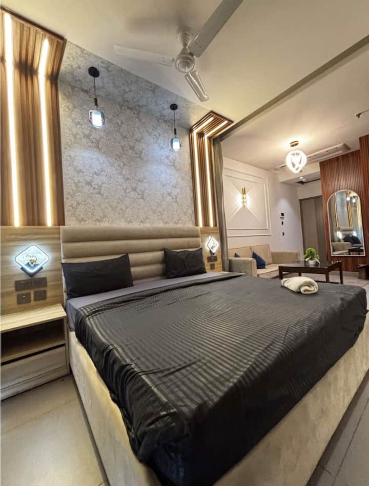 22nd Floor In Supernova Spira Night-6pm To 10am - Noida