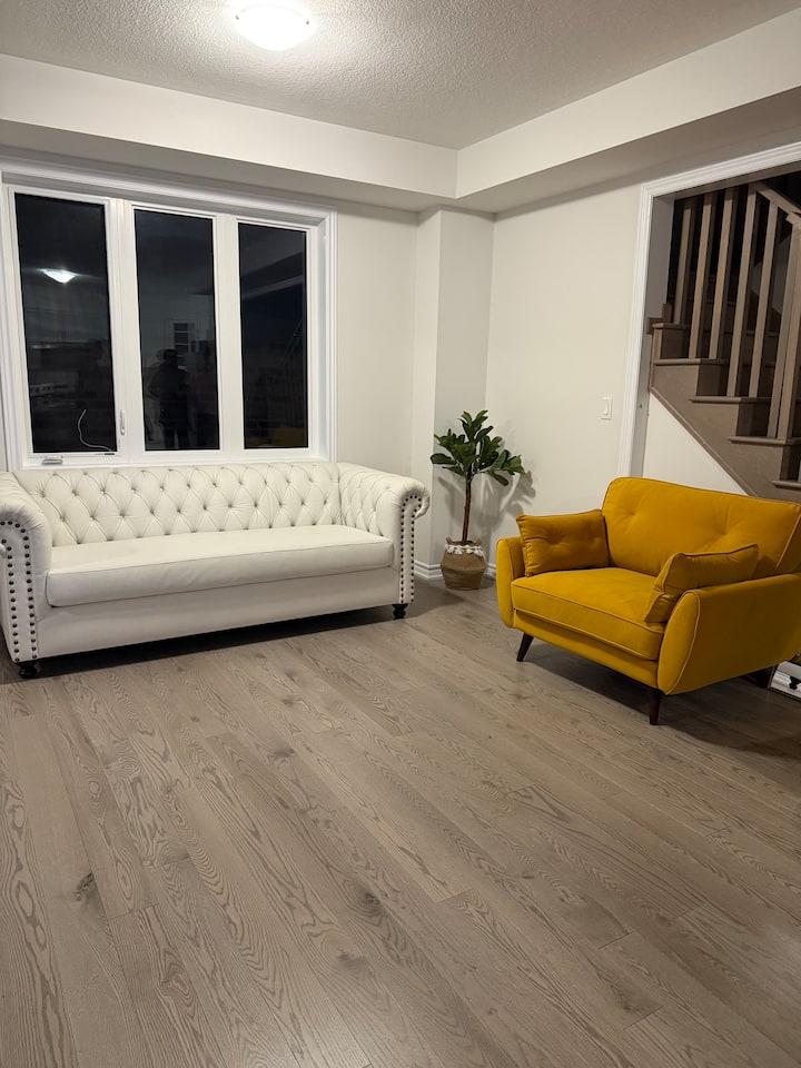 New Modern Luxury By The River, Paris, 5br, 7 Beds - Brantford