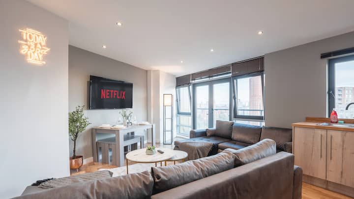 Stylish Riverside Living - City Views - Sleeps 8 - Leeds