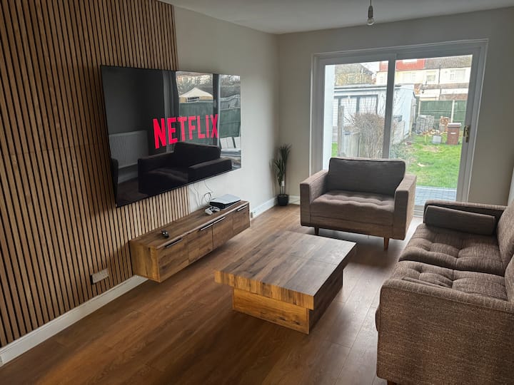 Modern 3-bed House | Pool Table | 2-van Parking - Harrow