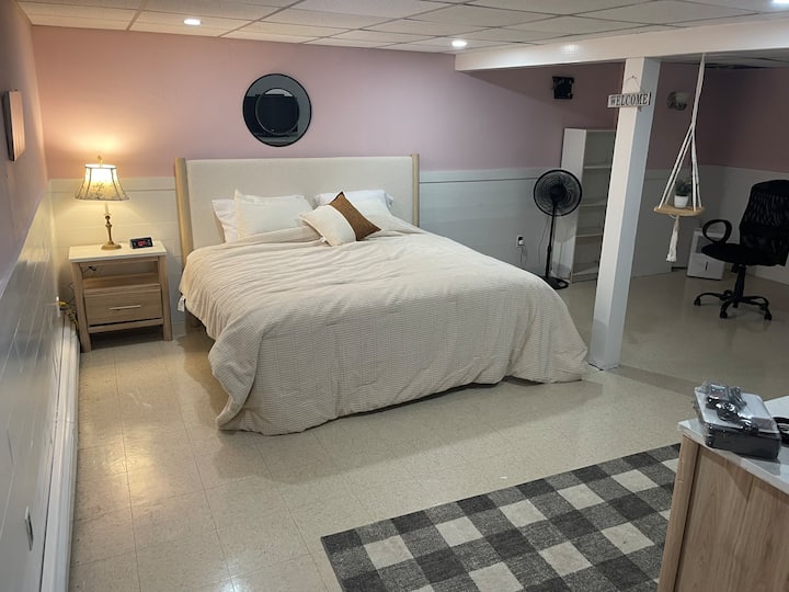 Spacious Lower Level Suite In Clean Quiet Home - Manchester, NH