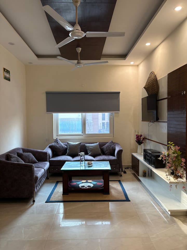 Aawara Niwas | Calm & Comfy Stay 3bhk - Zirakpur