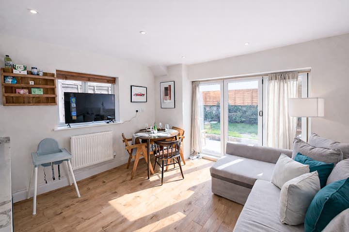 Queens Park Apt W/ Mini Garden Near Notting Hill - Londra