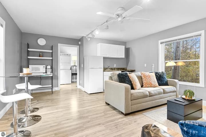 The Coastal Hideaway On Ames. Walk To Beach & Town - Kewadin, MI